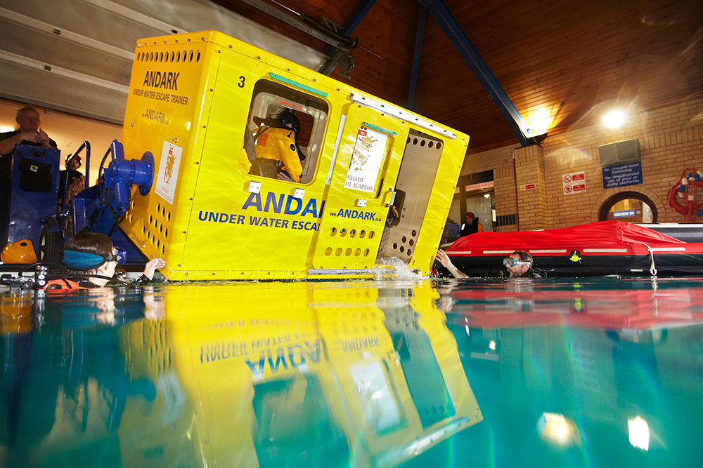 Helicopter underwater escape trainer