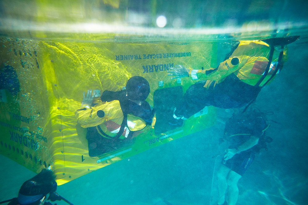 Helicopter underwater escape trainer
