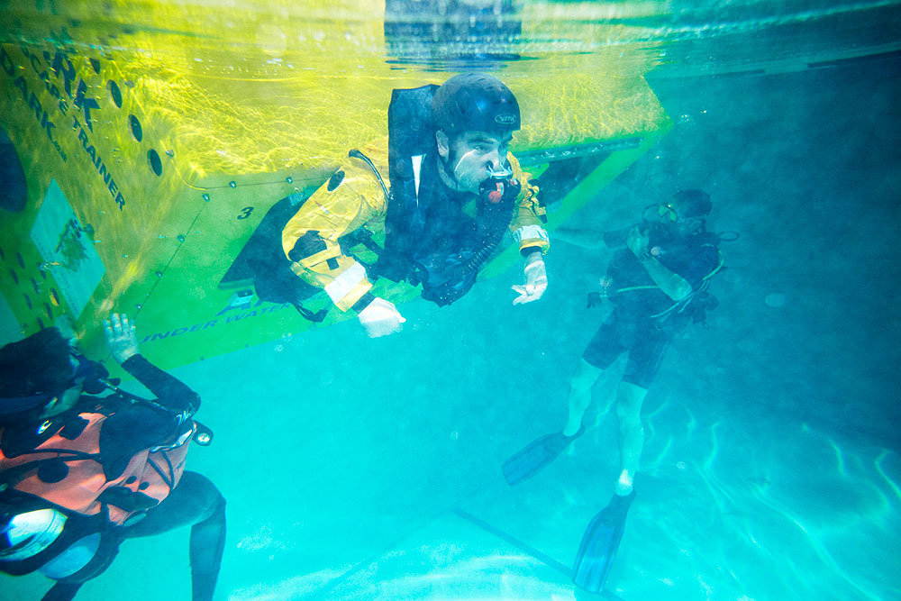 Helicopter underwater escape trainer