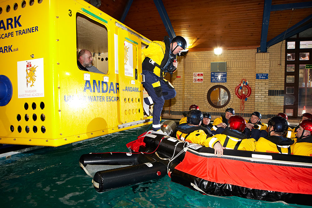 Helicopter underwater escape trainer